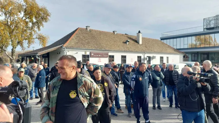 VeDRA bacila vijenac u Dunav za sve poginule Srbe, reagirali branitelji - Net.hr